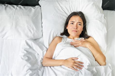 Retrato De Uma Jovem Asiática Triste Deitada Na Cama Pensando Demais