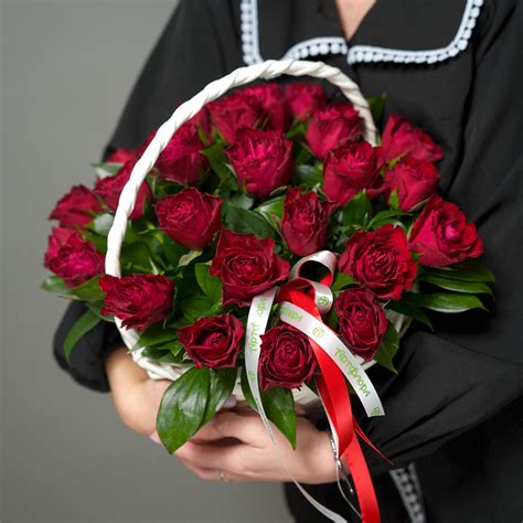 Красные розы Кения с зеленью в белой корзине купить в СПб Фото и видео букета Артфлора