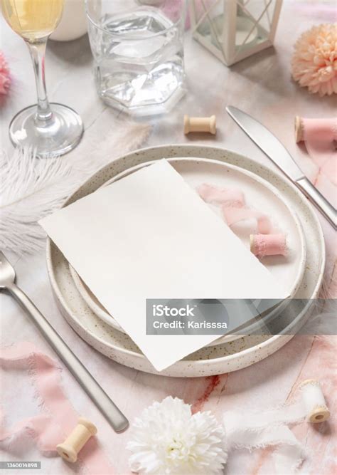 꽃 실크 리본 깃털 모형 근처 빈 카드가있는 웨딩 테이블 장소 0명에 대한 스톡 사진 및 기타 이미지 0명 결혼식 공란 Istock
