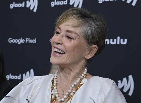 Ans Sharon Stone Assume Ses Cheveux Blancs Sur Le Tapis Rouge