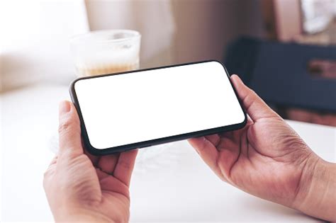 빈 데스크톱 화면으로 검은 색 휴대 전화를 들고있는 여성 가득 찬에 대한 스톡 사진 및 기타 이미지 가득 찬 공란 디지털