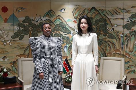 케냐 대통령 부인과 기념촬영하는 김건희 여사 연합뉴스
