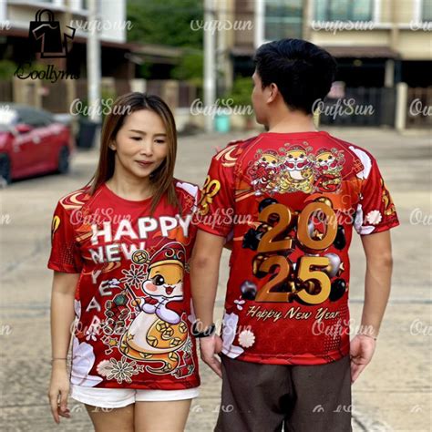 2568 เสื้อปีใหม่ Happy New Year ปีใหม่ ผ้านุ่ม ลาย สวัสดีปีใหม่ 2025 แบบรวมเซ็ต สีแดง เสื้อ