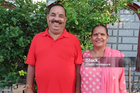 힌두교의 클로즈업 이미지 인도 부부 캐주얼 옷을 입은 남자 분홍색 옷을 입은 여자 Salwar Kameez 전통 의상 이별에 실내를 입고 이마에 빈디 반 길이 보기 포장된