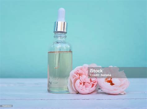 섬세한 장미 꽃과 나무 흰색 테이블에 드롭 화장품 오일과 파이펫 유리 병 건강관리와 의술에 대한 스톡 사진 및 기타 이미지