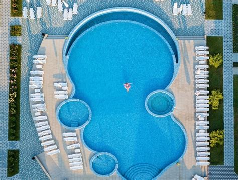 Vista aérea de uma linda garota na piscina vista de cima relaxe nade no anel inflável e