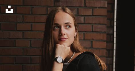 Una Mujer Con Un Vestido Negro Posando Para Una Foto Foto Imagen De