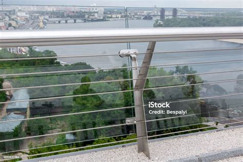 보행자 유리 교량 클로즈업의 가장자리에 난간과 화강암 연석 강철 기구와 유리 교량의 건설 세부 사항 아무도 0명에 대한 스톡 사진 및 기타 이미지 Istock