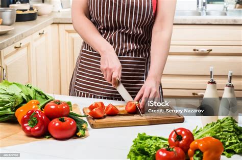 집에서 부엌에서 요리 하는 젊은 여자 여자 컷 한 토마토와 야채 칼 가정 주방에 대한 스톡 사진 및 기타 이미지 가정 주방 가정용 장비 가정의 방 Istock