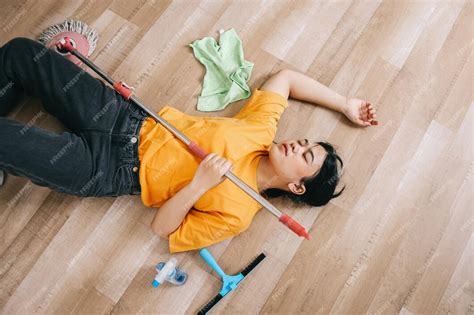 Erschöpfte Asiatische Frau Liegt Auf Dem Boden Und Fühlt Sich Müde Nachdem Sie Das Haus Geputzt