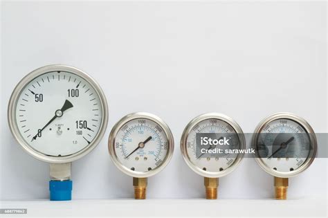 금속 철강 높은 압력 게이지 미터 또는 황동 피팅 Lng 또는 Lpg 천연 가스 유통 역 공장 또는 공장 시설에서 흰색 배경에