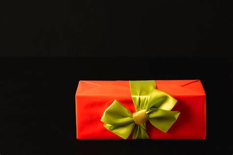 활 클로즈업이 있는 밝은 선물 상자에 검은색 배경의 상자 0명에 대한 스톡 사진 및 기타 이미지 0명 개념 기호 겨울 Istock