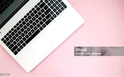 분홍색 배경에 흑백 노트북 키보드 공간을 복사합니다 맨 위 보기 컴퓨터 작업 플랫 레이 0명에 대한 스톡 사진 및 기타 이미지