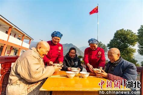中新网湖北 湖北新闻网 湖北秭归农村福利院包饺子 迎冬至