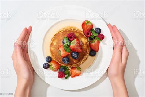 대리석 흰색 표면에 꿀 블루 베리와 딸기와 맛있는 팬케이크와 접시를 들고 여자의 부분보기 꿀에 대한 스톡 사진 및 기타 이미지