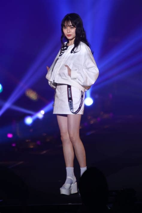 拡大画像 002l 久間田琳加、ミニスカでスラリ美脚披露 10代女子の視線釘付け【写真11枚】 マイナビニュース モデル 女性