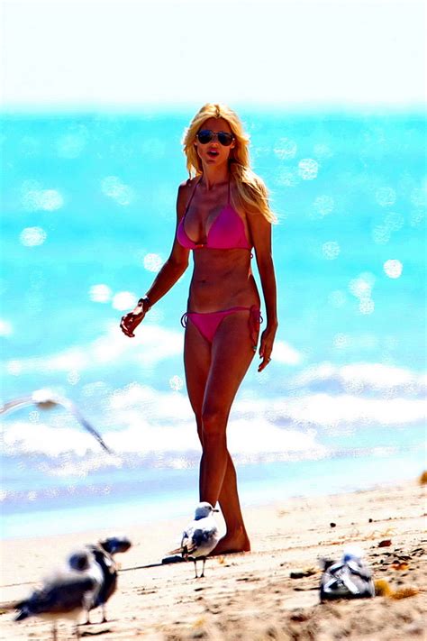 Victoria Silvstedt Showing Off Her Bikini Body On A Beach In Miami Porn