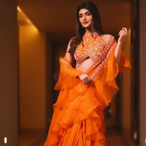 పెళ్లి సందడి సినిమాతో ఓవర్ నైట్ లోనే క్రేజ్ సొంతం చేసుకుంది వయ్యారి భామ