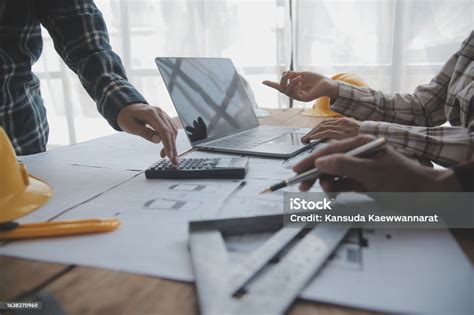 작업 현장 건설 개념에서 모델 구축 및 엔지니어링 도구에 대해 파트너와 함께 작업하는 프로젝트를 위한 청사진 회의에서 도면을