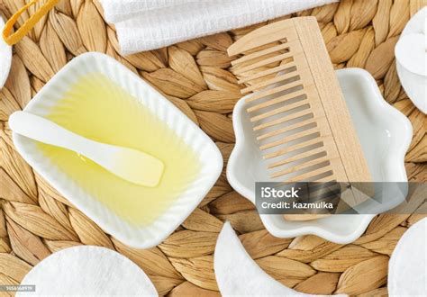 화장품 아로마 오일 나무 헤어 브러시 및면 패드가있는 흰색 그릇 천연 피부 관리 수제 스파 및 뷰티 트리트먼트 레시피 평면도