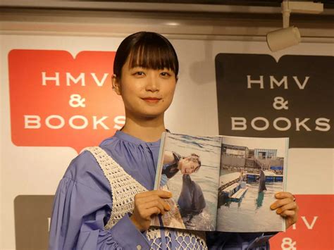 写真集「free Mind」の発売記念イベントを行った深川麻衣。お気に入りのイルカにキスをされるカット スポニチ Sponichi