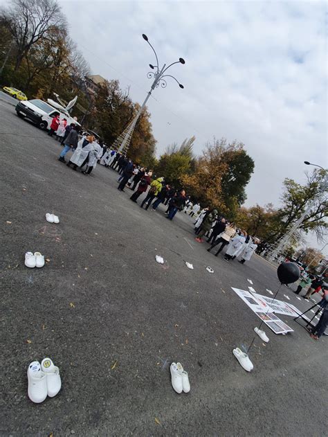 cadre medicale protestează în Piața Victoriei nemulțumite de dotările din sistemul medical