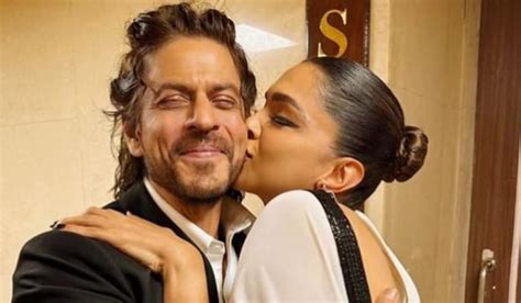 Check Out Shah Rukh Khans Priceless Reaction As Deepika Padukone
