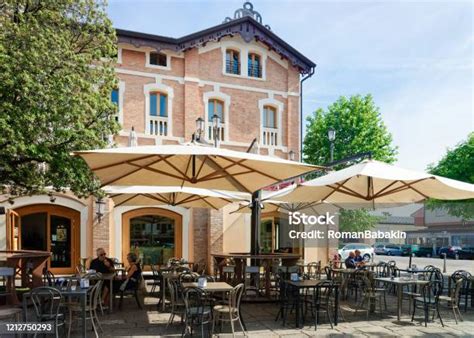 우산 아래 테이블과 의자가 있는 스트리트 레스토랑의 사람들 레스토랑에 대한 스톡 사진 및 기타 이미지 레스토랑 바 카운터 우산 Istock
