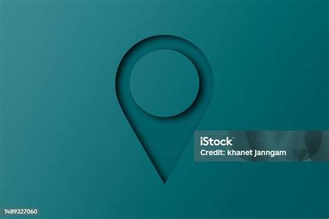 녹색 종이는 배치 핀 모양으로 자릅니다 녹색 종이 배경에 설정된 포인터 패드 위치 표시 0명에 대한 스톡 사진 및 기타 이미지