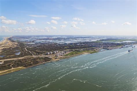 네덜란드 로테르담 항구에 있는 Maasvlakte 터미널의 조감도 프리미엄 사진