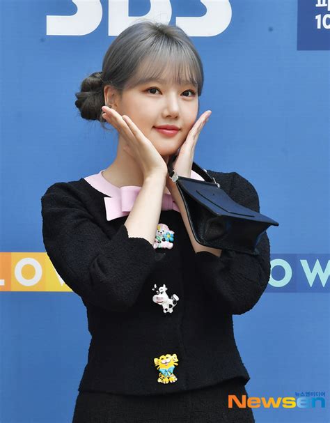 예린 변함없이 예쁜 꽃받침 솔로 데뷔 D 1 포토엔hd 손에 잡히는 뉴스 눈에 보이는 뉴스 뉴스엔
