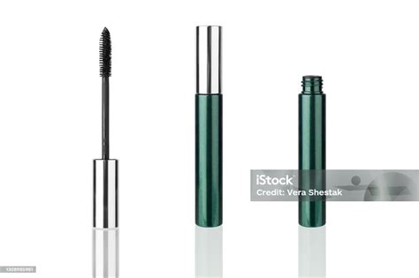 오픈 및 폐쇄 마스카라 튜브 브러시 화이트 배경 거울 반사 고립 된 클로즈업 눈 마스카라 용기 속눈썹 어플리케이터 스틱 패키지 박스 속눈썹 지팡이 메이크업 액세서리 화장품