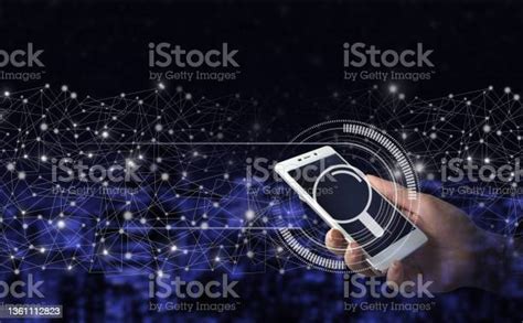 인터넷 네트워킹 개념에 대한 정보 데이터 검색 손으로 도시 어두운 흐린 배경에 디지털 홀로그램 검색 데이터 기호와 흰색 스마트