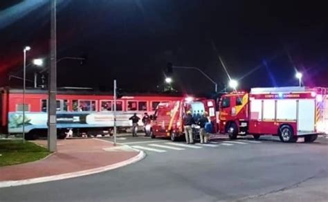 Acidente entre trem e ônibus deixa criança e outros três feridos em
