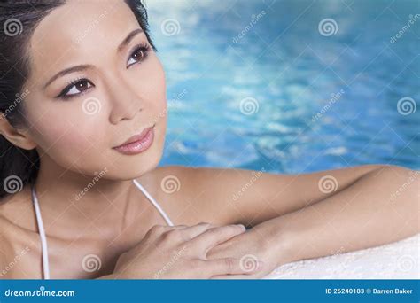 Donna Asiatica Orientale Cinese Nella Piscina Immagine Stock Immagine