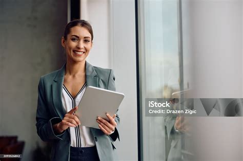 사무실에서 디지털 태블릿으로 작업하고 카메라를 보고 있는 행복한 사업가 여자 사업가에 대한 스톡 사진 및 기타 이미지 여자