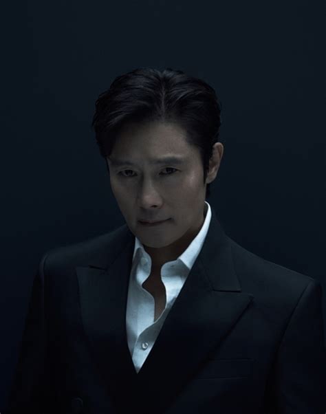 在《鱿鱼游戏》第一季中露面的演员李秉宪在第二季中解开了前台男人的叙事。奈飞 Netflix 原创系列《鱿鱼游戏》第二季 以下简称《鱿鱼游戏