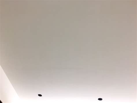 請問照片中明顯的一橫一豎的陰影（ab膠填縫不平造成） 該怎麼改善？！ 悲劇的root Cause👇 系統櫃包工的廠商前面都不監工（接洽一年了