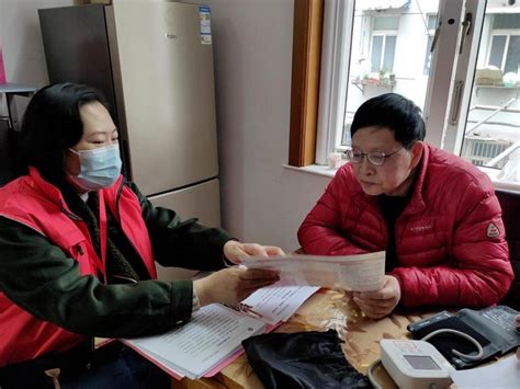 寒冷冬日，他们为杨浦老人送上温暖澎湃号·政务澎湃新闻 The Paper