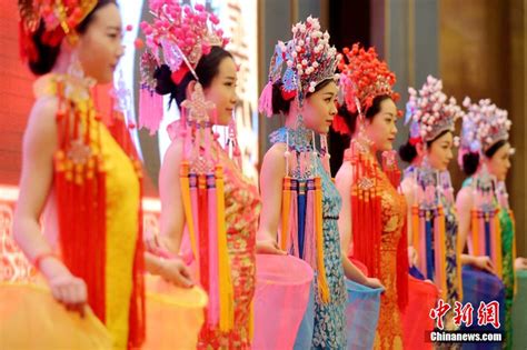 난징에서 선보인 봉관 런웨이 쇼 고전과 현대의 융합 2