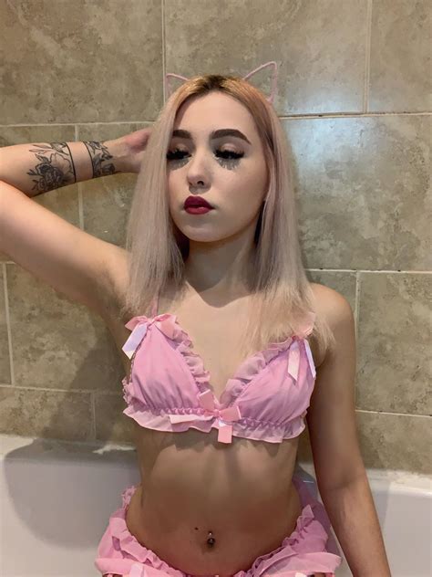 Bow Down In Front Of Your Domme Losers Beg Me To Humiliate You