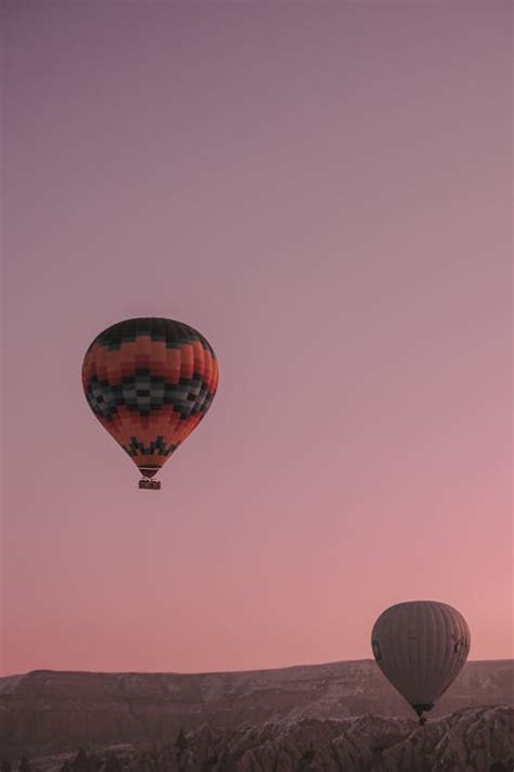 경치 경치가 좋은 골짜기 관광 관광 명소 괴레메 네브 세일 다채로운 풍선 독특한 풍경 떠 있는 뜨거운 공기 레저 모험 방랑벽 비행 새벽 수송