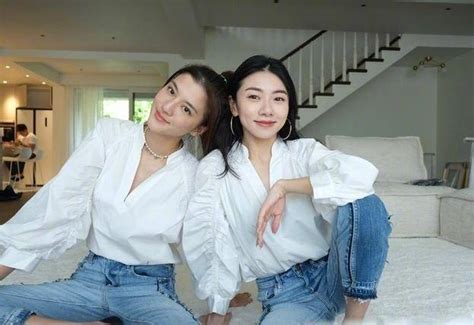 程晓玥、吴千语同框合影，都穿白衬衫配牛仔裤，双双演绎极简穿搭气质