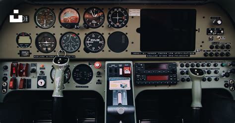 회색과 검은 색 비행기 제어판 사진 Unsplash의 무료 조종석 이미지