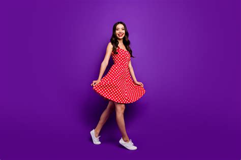 그녀의 전체 길이 몸 크기보기 그녀의 좋은 매력적인 사랑스러운 쾌활한 쾌활한 쾌활한 금발의 소녀 산책 에 고립 된 밝은 생생한 빛나는 활기찬 라일락 보라색 보라색 배경