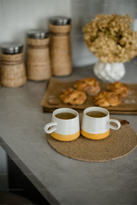 Deux Tasses De Café Posées Sur Une Table Photo Des Pâtisseries Photo
