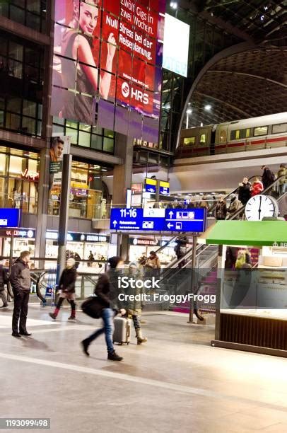 독일 베를린 하우트반호프 근처의 쇼핑객과 통근자 Deutsche Bahn에 대한 스톡 사진 및 기타 이미지 Istock