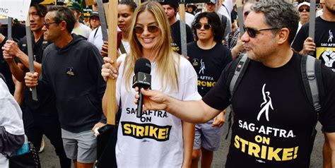 Margot Robbie Se Une A La Tendencia No Pants La Moda De No Llevar
