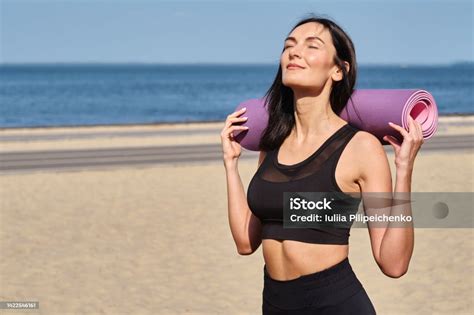 야외에서 운동을하거나 요가를 할 준비가되어있는 운동 소녀 스포츠 훈련 또는 Karimate에서 스트레칭 건강한 활동적인 라이프 스타일 바다 근처의 야외 피트니스 요가 운동