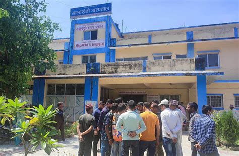 कैलालीको अस्पतालमा सुत्केरीको मृत्युपछि आफन्तहरूद्वारा अस्पताल घेराउ